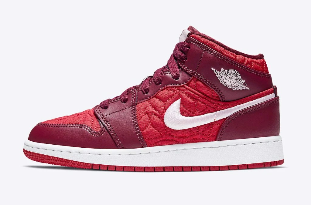 Jordan Brand lót đệm phần upper của đôi Air Jordan 1 Mid - Authentic-Shoes